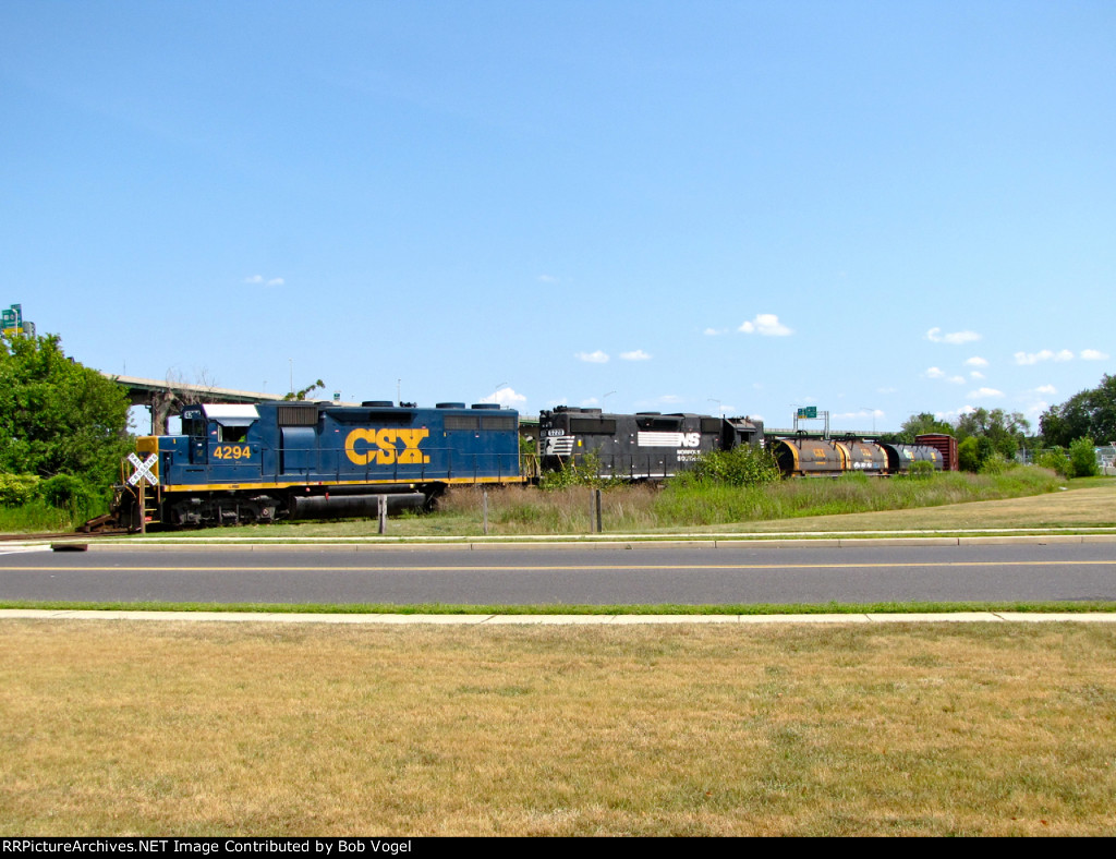 CSX 4294 and NS 5220